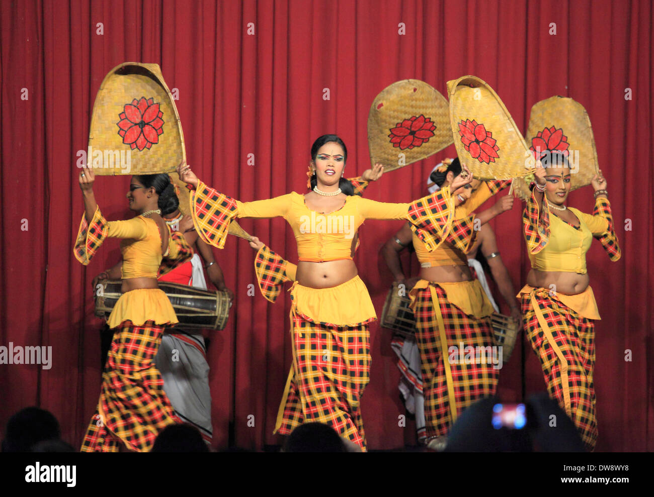 Sri Lanka, Kandy, Kandyan dancers, drummers Stock Photo - Alamy