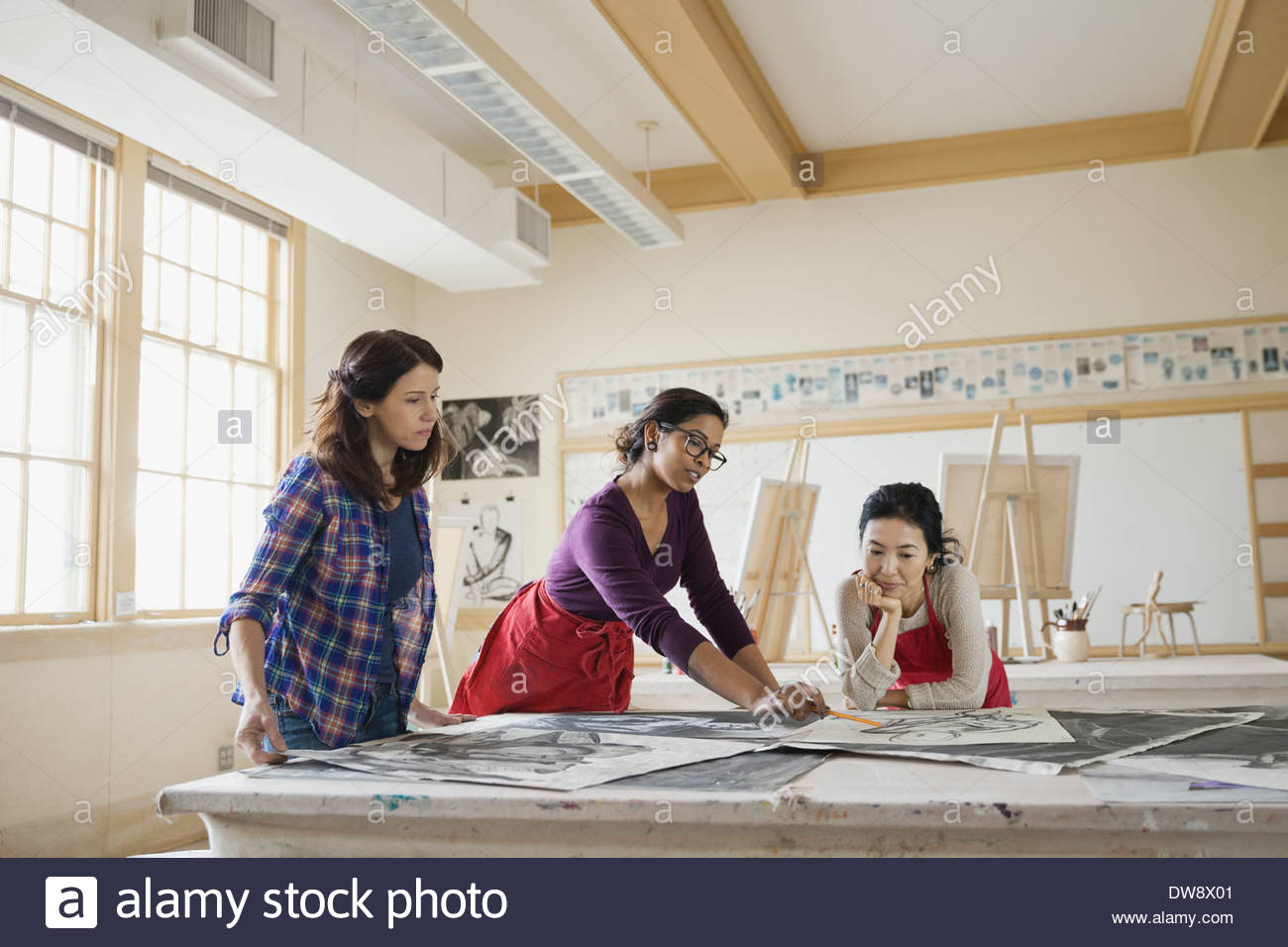 Class students discussion hi-res stock photography and images - Alamy