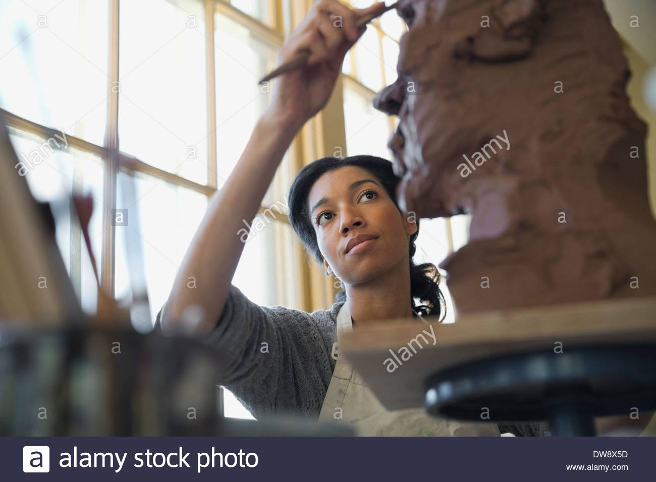 Artist working with clay hi-res stock photography and images - Alamy