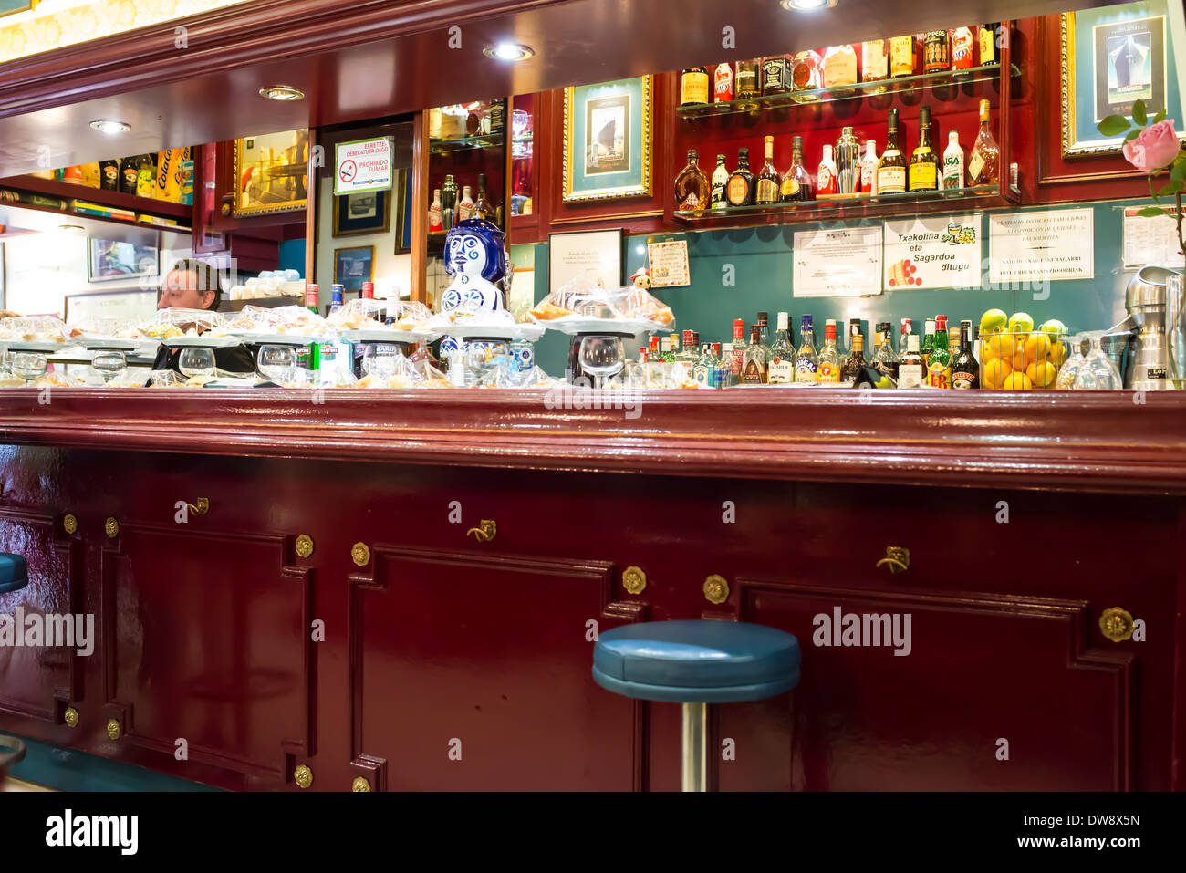 Empty bar hi-res stock photography and images - Alamy