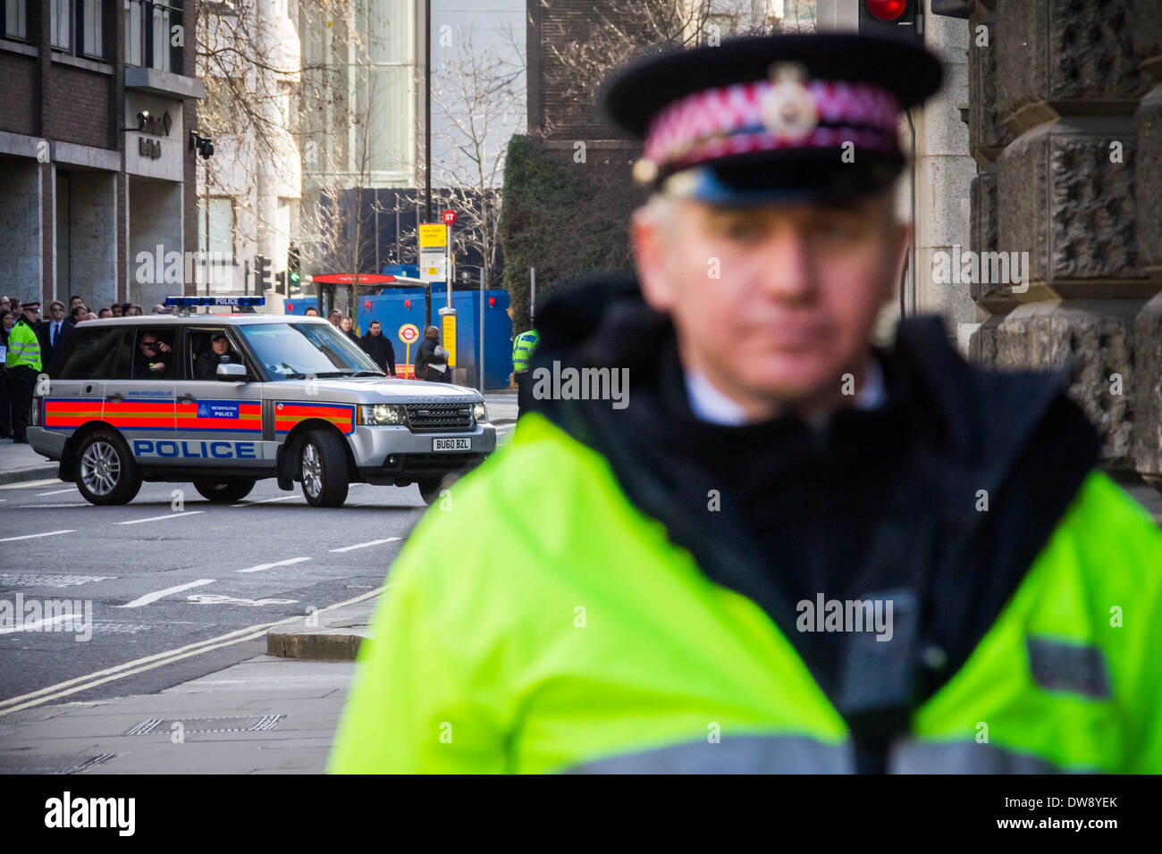City of london police officer hi-res stock photography and images - Alamy