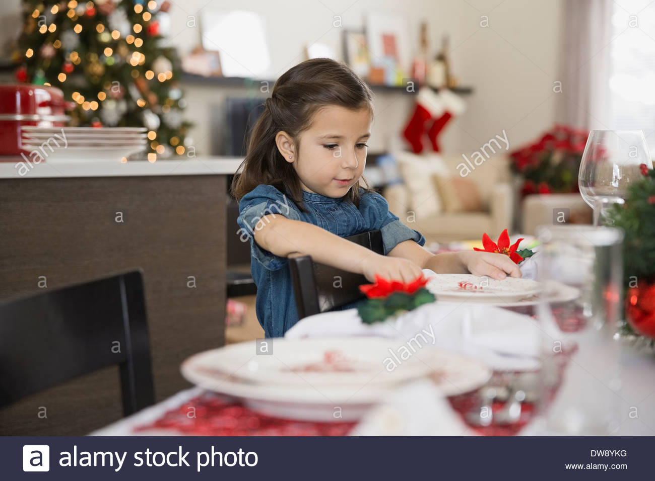 Girl ( 6 7) setting table hi-res stock photography and images - Alamy