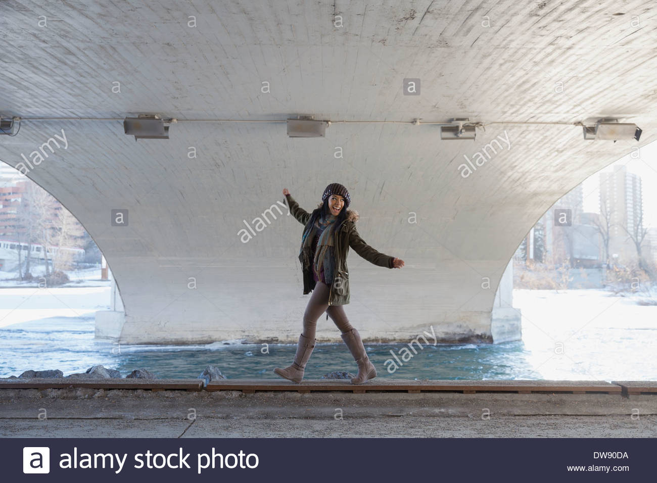 People walking under bridge hi-res stock photography and images - Alamy