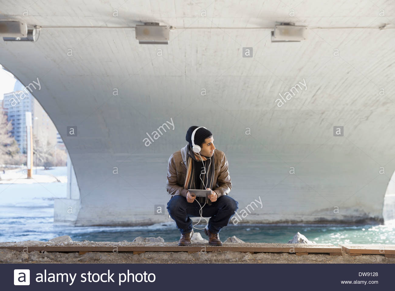 Crouching outdoors hi-res stock photography and images - Alamy