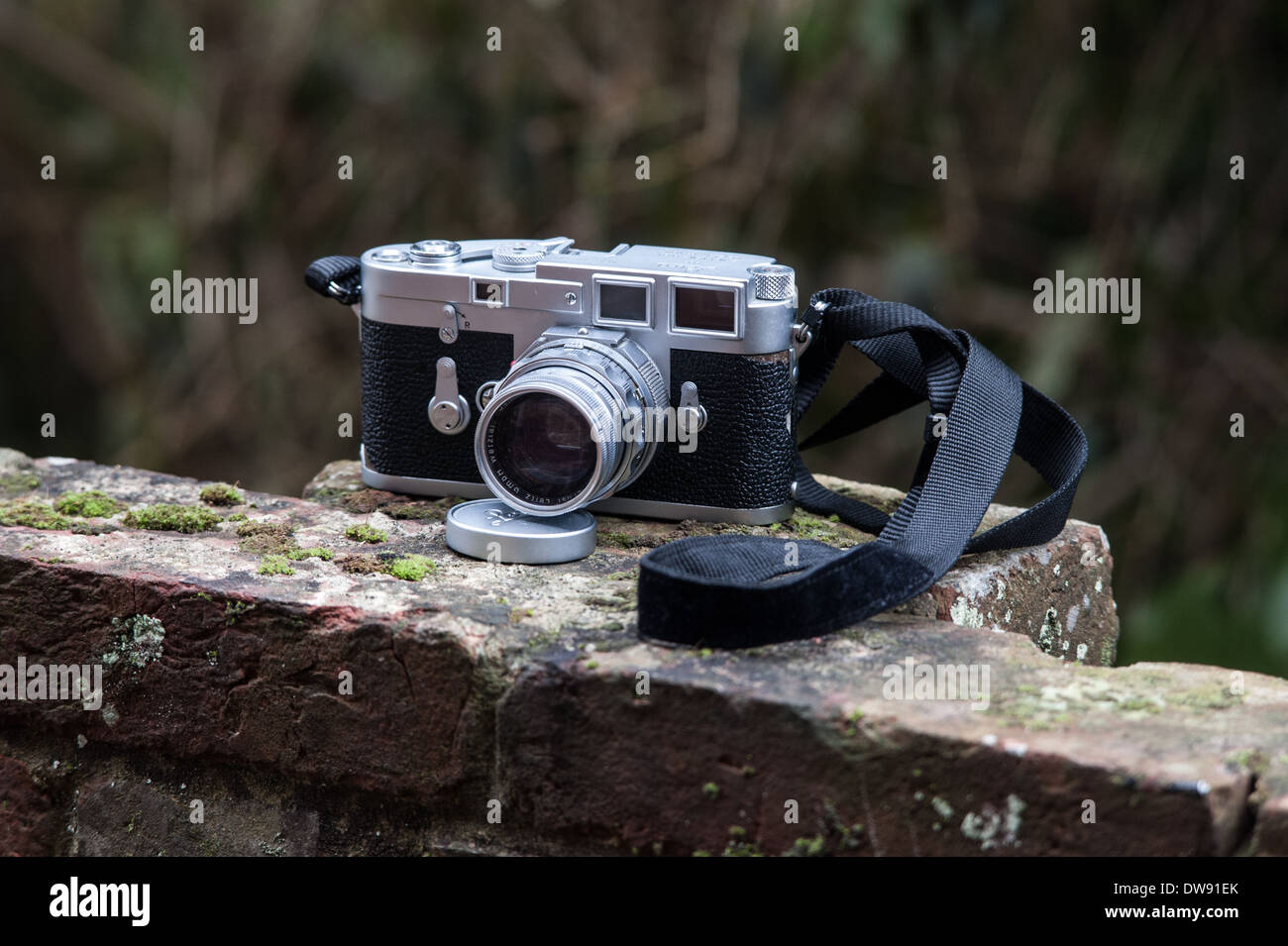 Old leica camera hi-res stock photography and images - Alamy