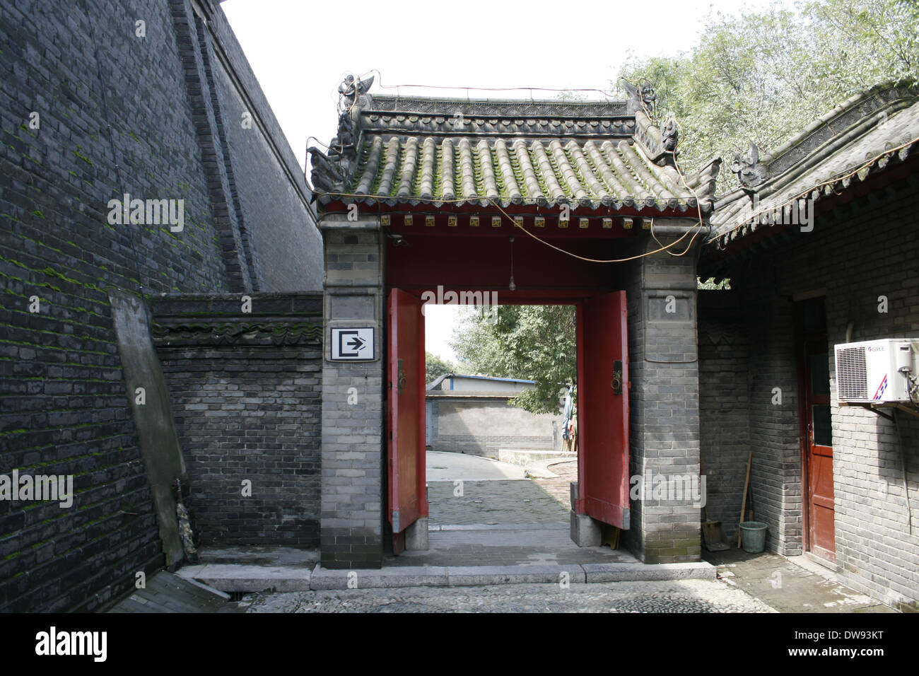 downtown of Xian, Gate at the city wall Stock Photo - Alamy
