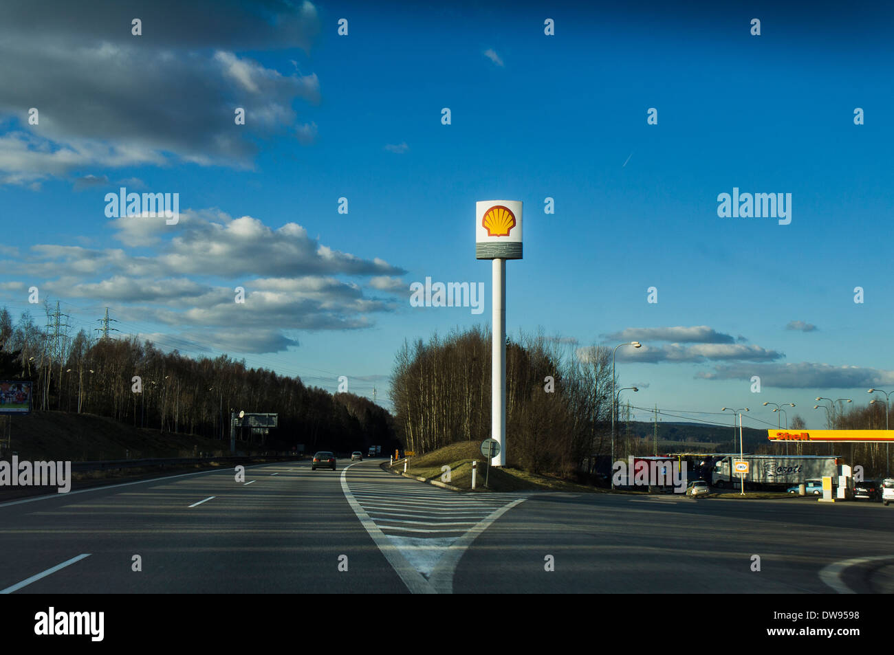 Shell petrol station motorway hi-res stock photography and images - Alamy