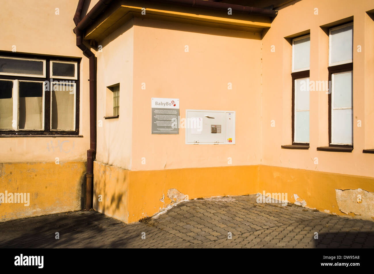 Baby hatch hospital hi-res stock photography and images - Alamy