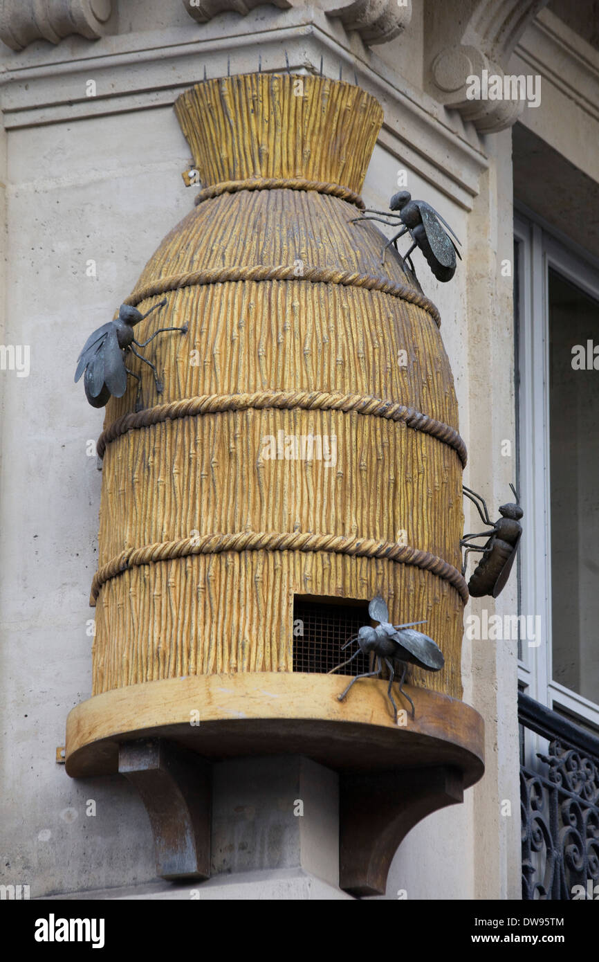 Bronze bee hive statue hi-res stock photography and images - Alamy