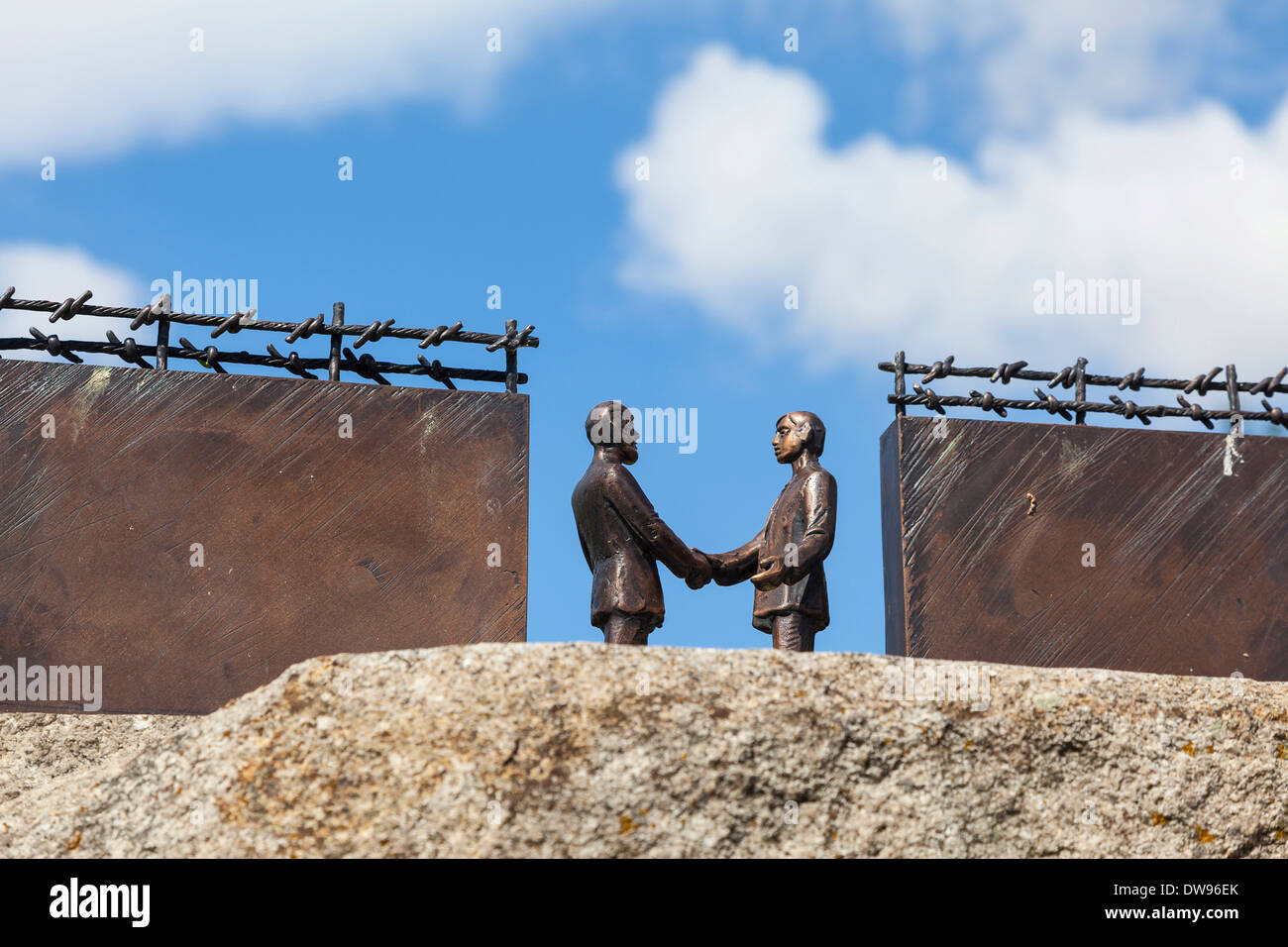 Fall of berlin wall handshake hi-res stock photography and images - Alamy