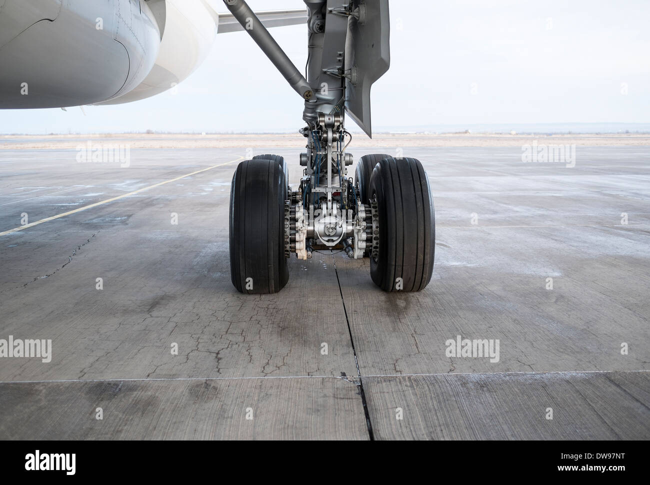 Airplane landing gear hi-res stock photography and images - Alamy