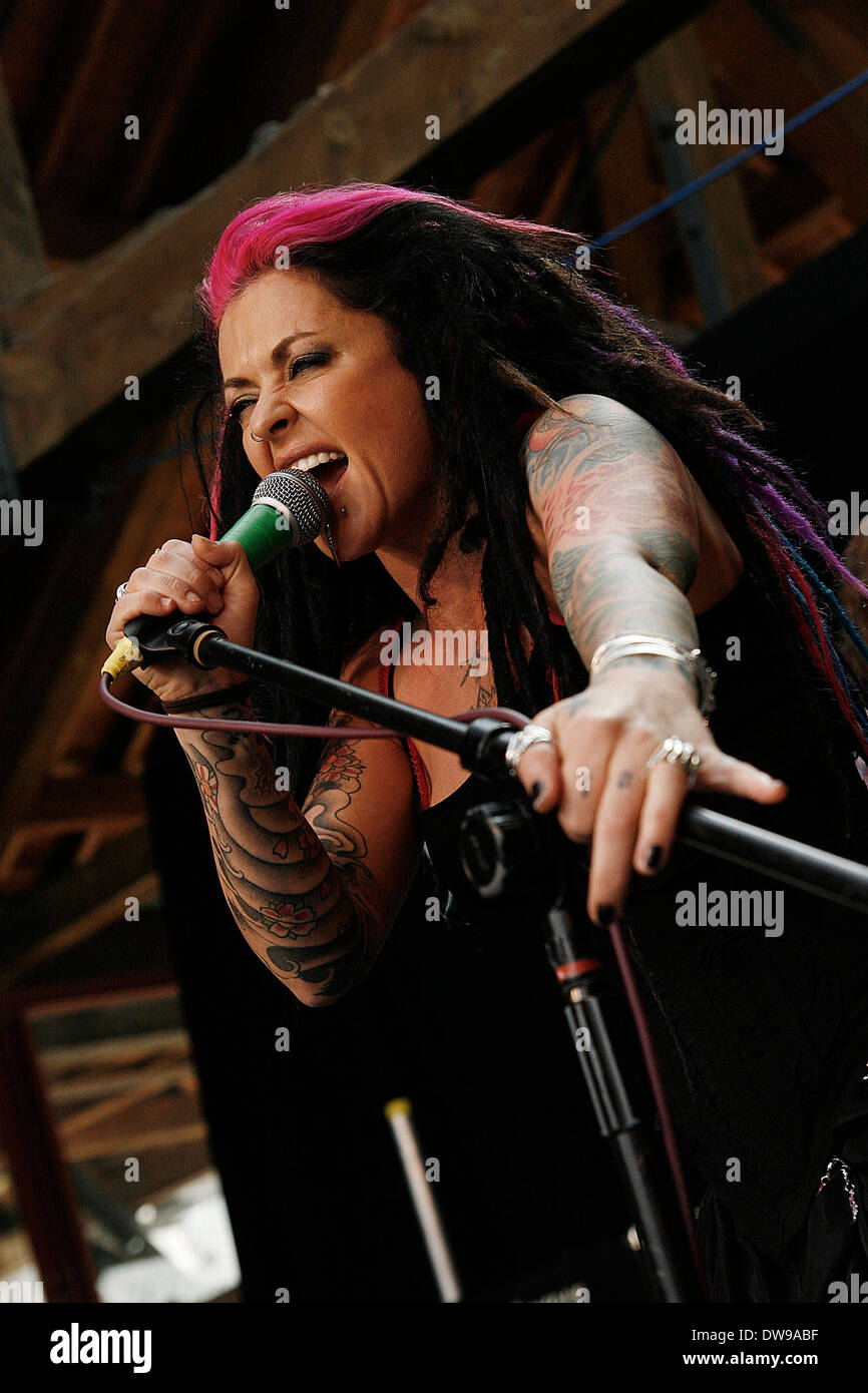 Singer songwriter vertical singing hi-res stock photography and images ...