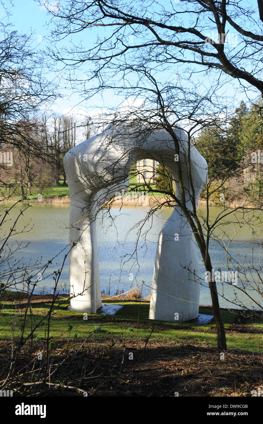 Henry Moore Sculpture "The Arch" Sculpture Stock Photo - Alamy