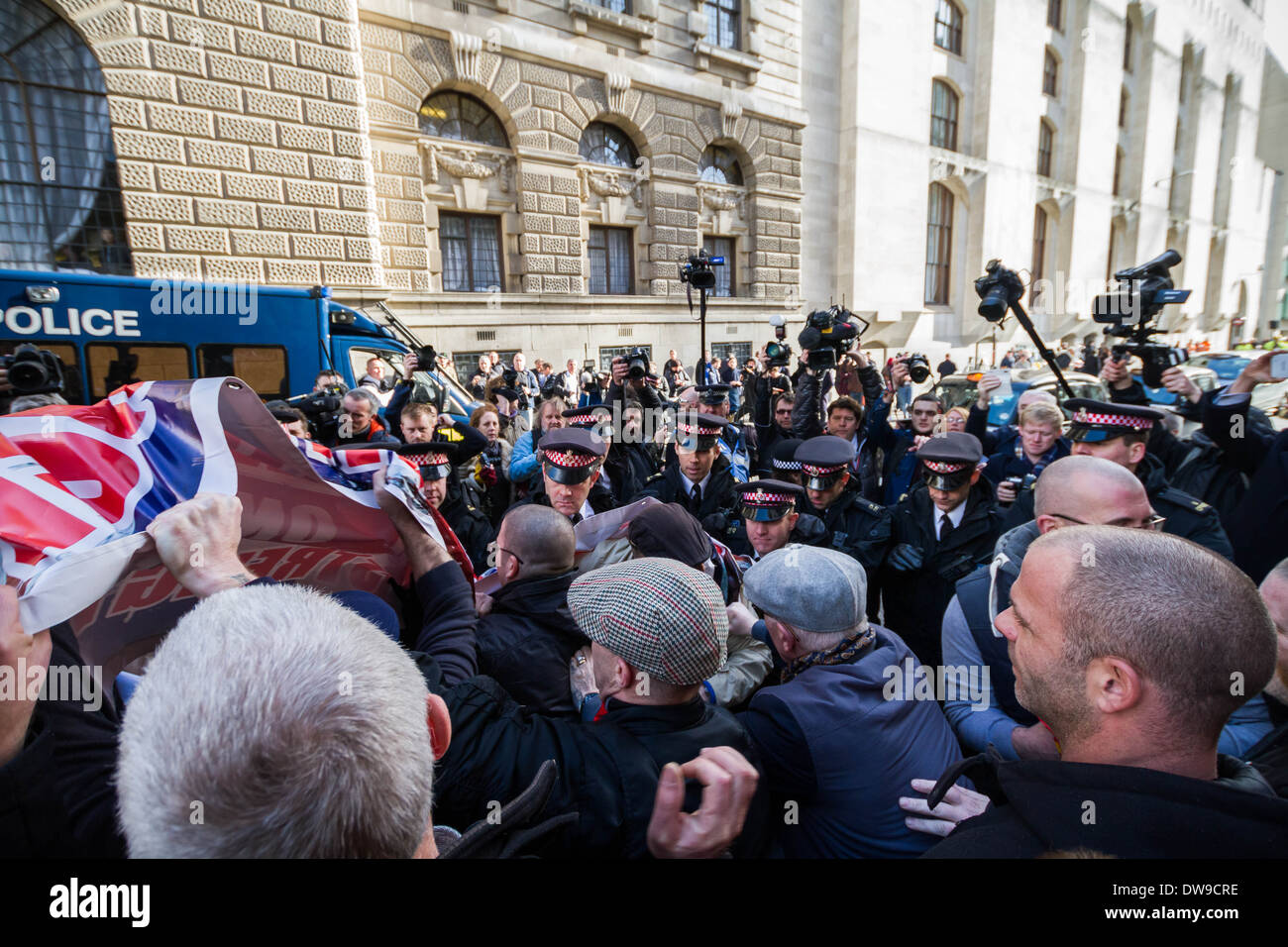 British Far-Right Nationalist groups outside Old Bailey court in London ...