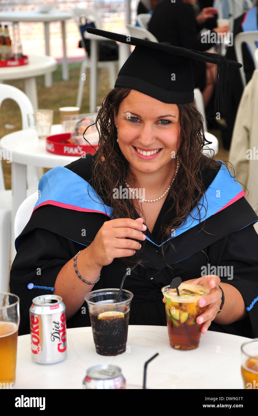 Graduate hi-res stock photography and images - Alamy