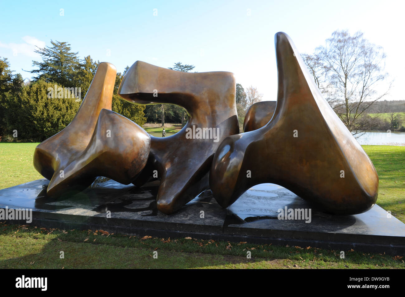 Metal statue henry moore hi-res stock photography and images - Alamy