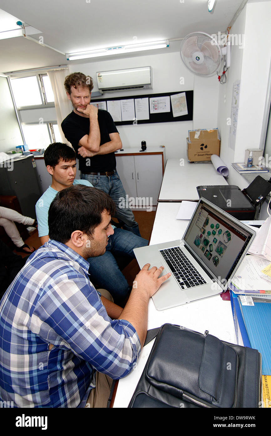 Afghan students hi-res stock photography and images - Alamy