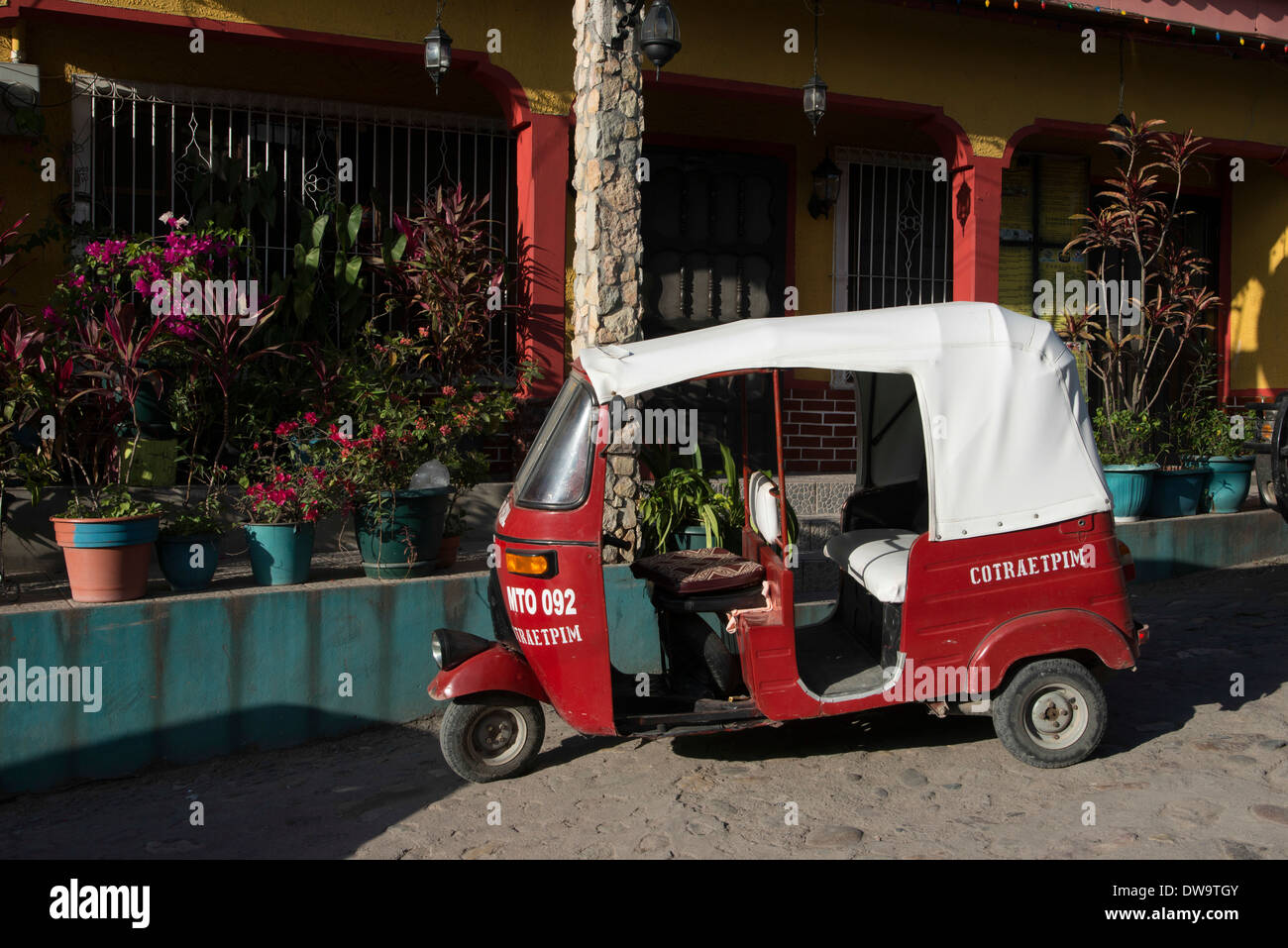 Front of auto rickshaw hi-res stock photography and images - Alamy