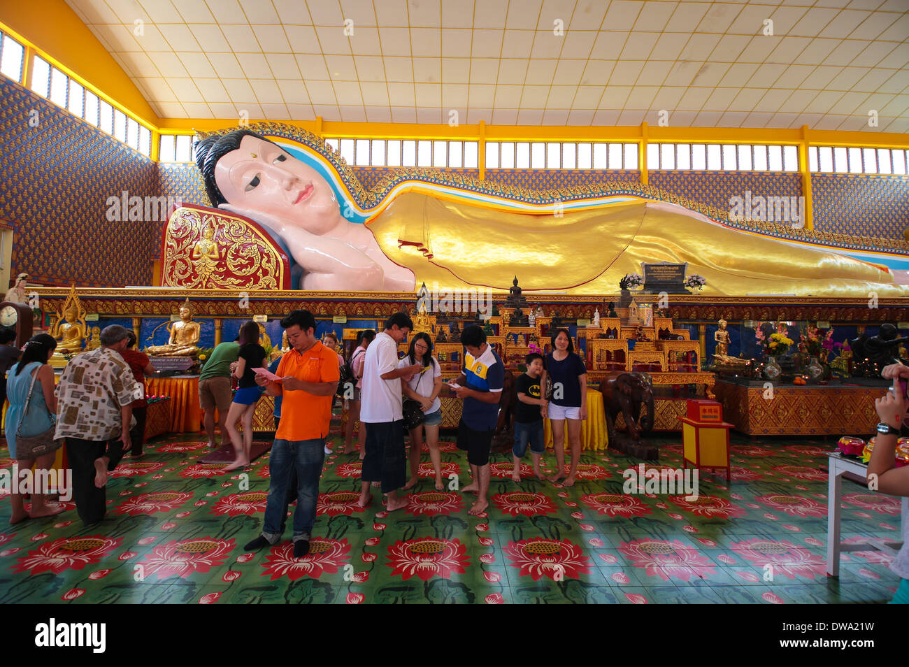 The huge sleeping buddha statue inside the main temple of ...