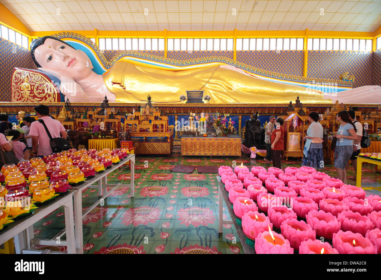 The huge sleeping buddha statue inside the main temple of ...