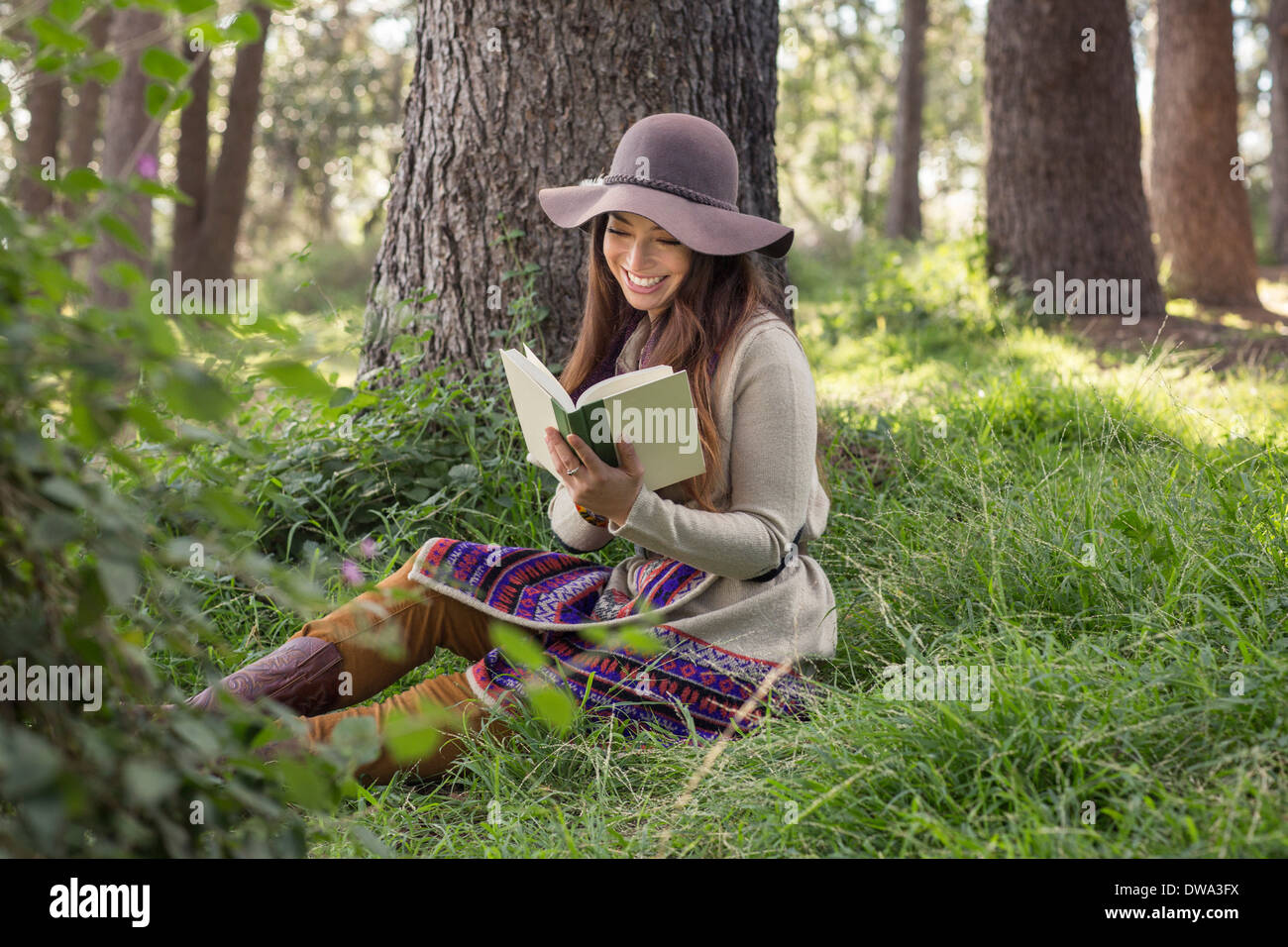 Woman reading book forest hi-res stock photography and images - Alamy
