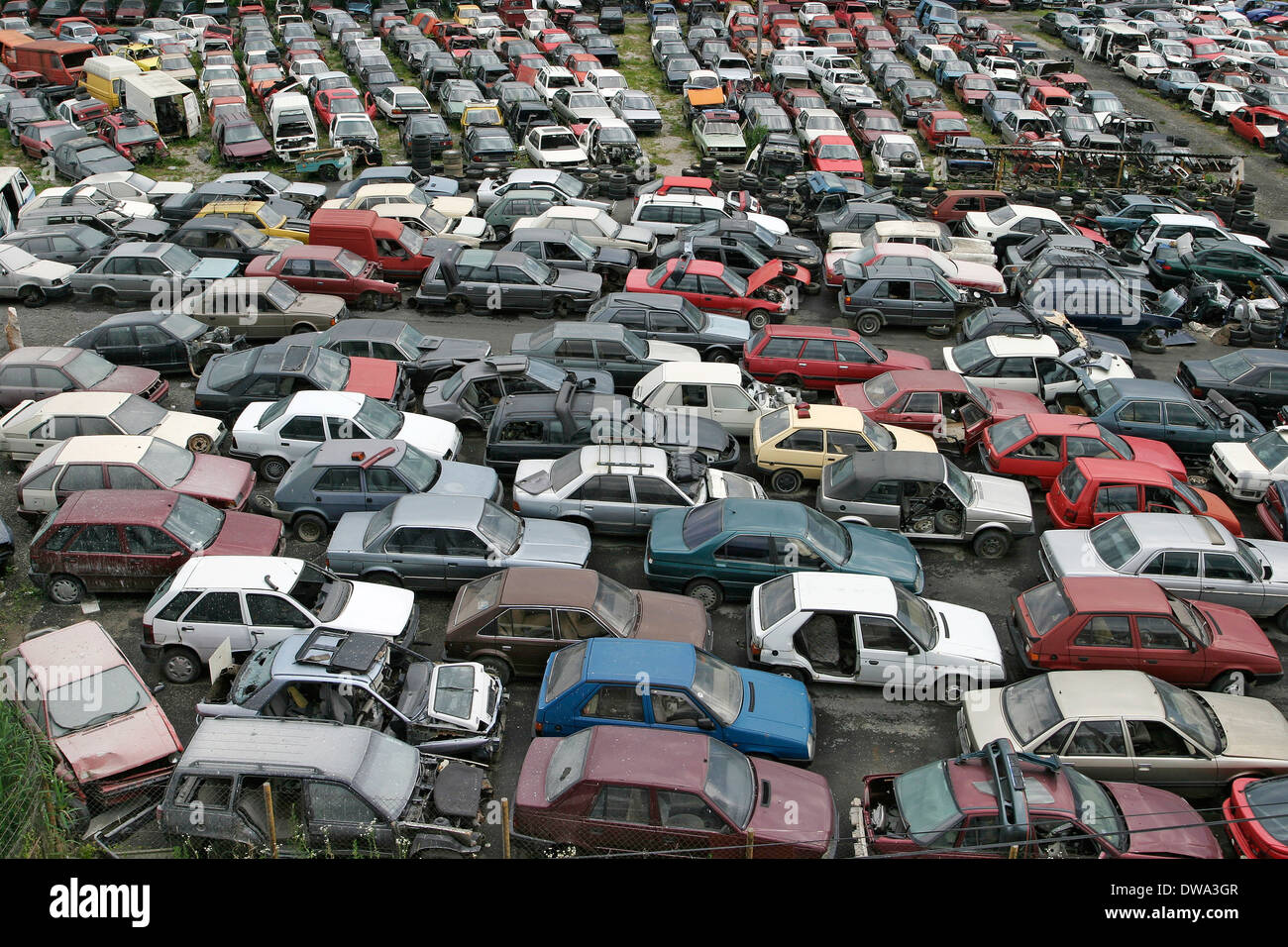 Scrap heap of cars hi-res stock photography and images - Alamy