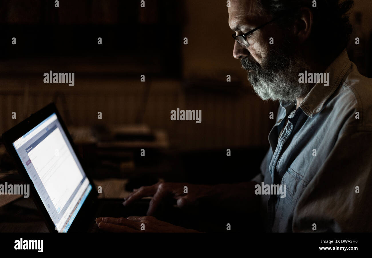 Mature man eyeglasses using hi-res stock photography and images - Alamy