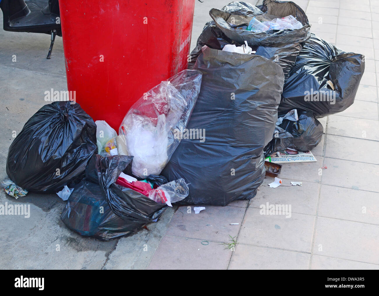 garbage in the street Stock Photo - Alamy