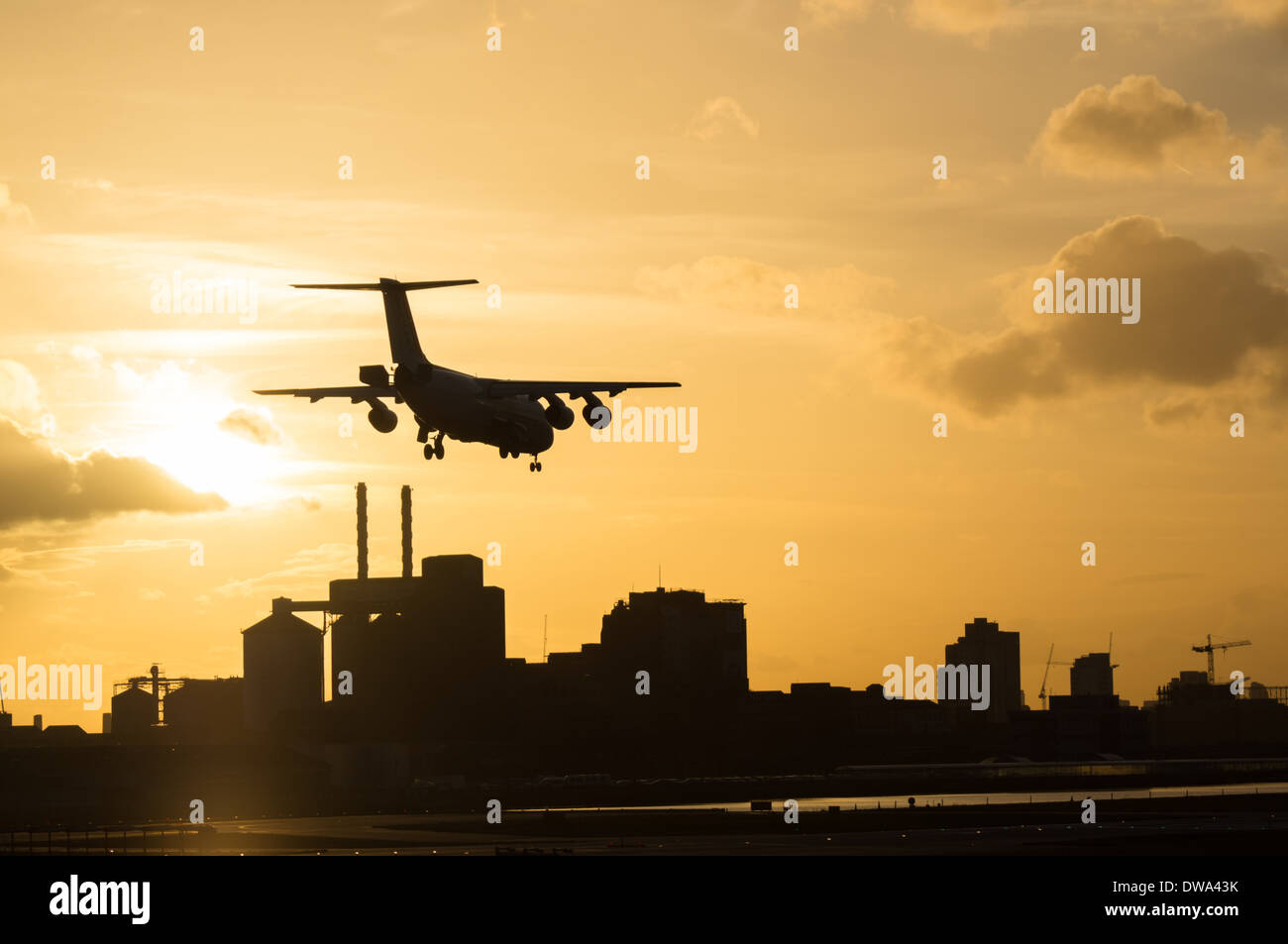 Airplane airport landing hi-res stock photography and images - Alamy