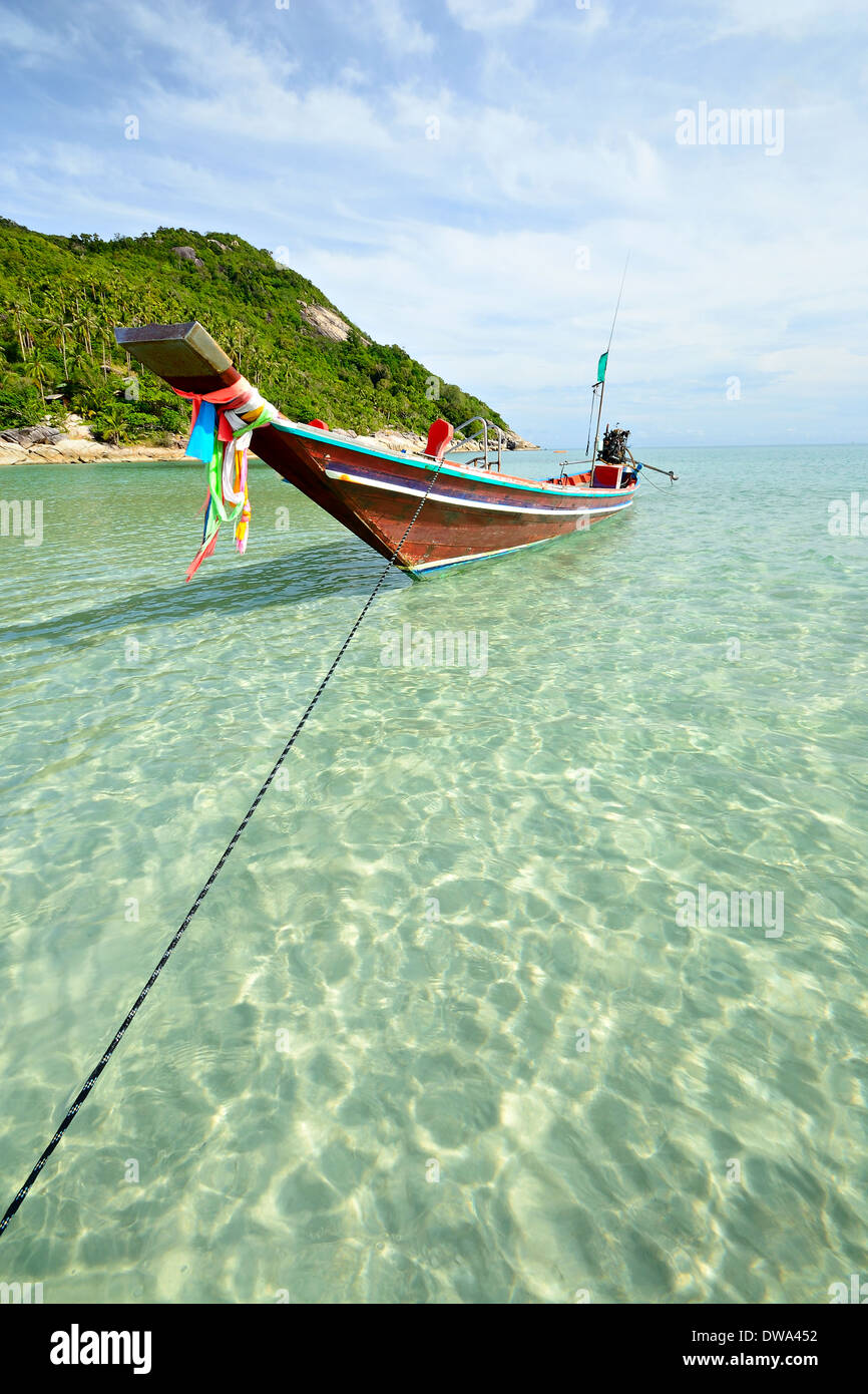 Tourist boat floating on the stunning tropical sea at Ao Haad Khuad ...