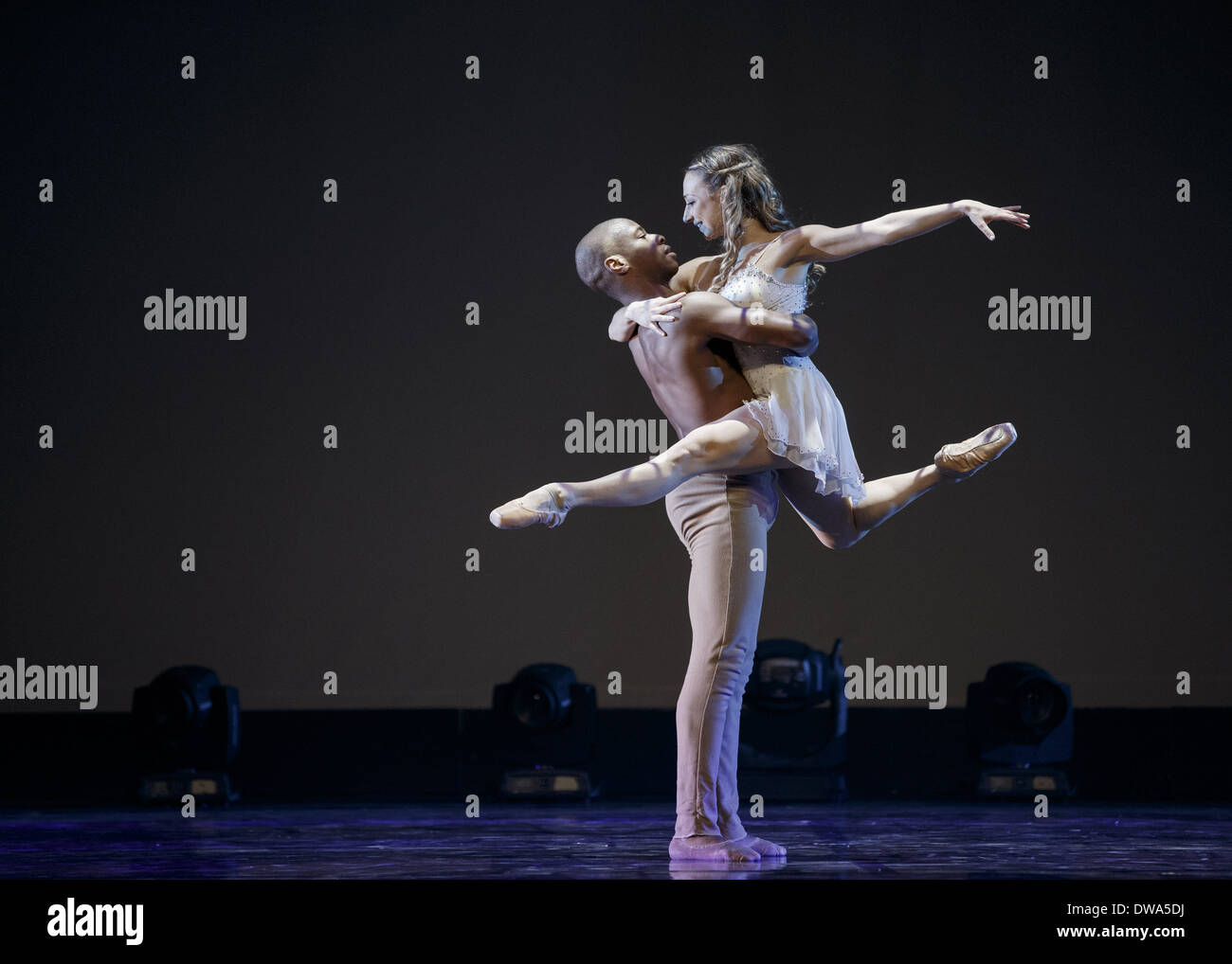 Romeo juliet ballet hi-res stock photography and images - Alamy