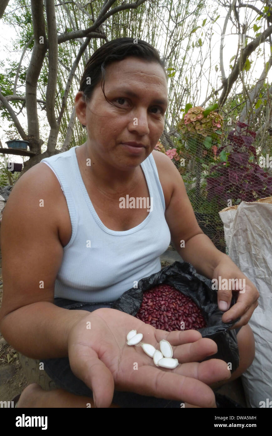 EL SALVADOR, Jujutla. Poor farming community Stock Photo - Alamy