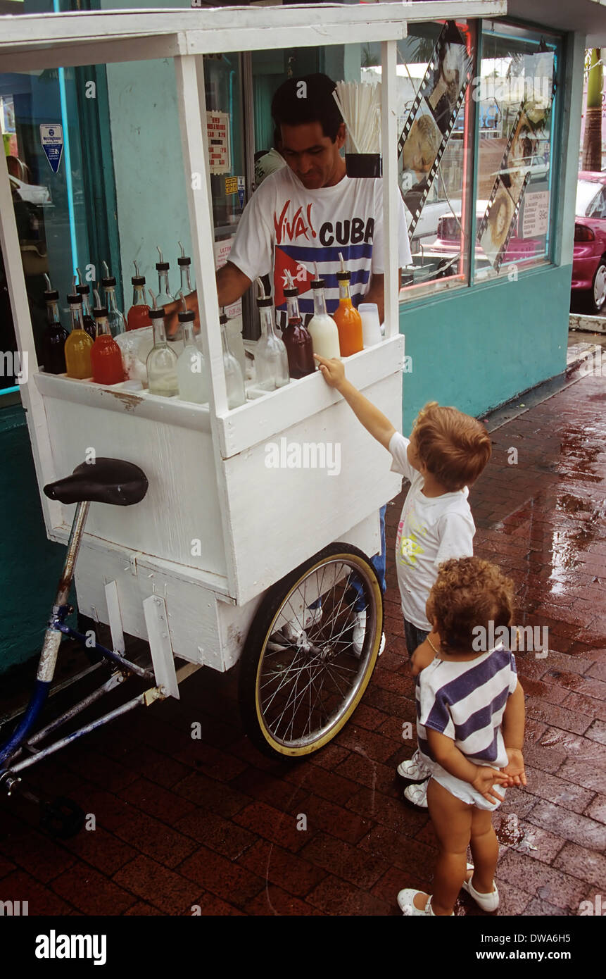 Vendor selling drinks to children hi-res stock photography and images ...