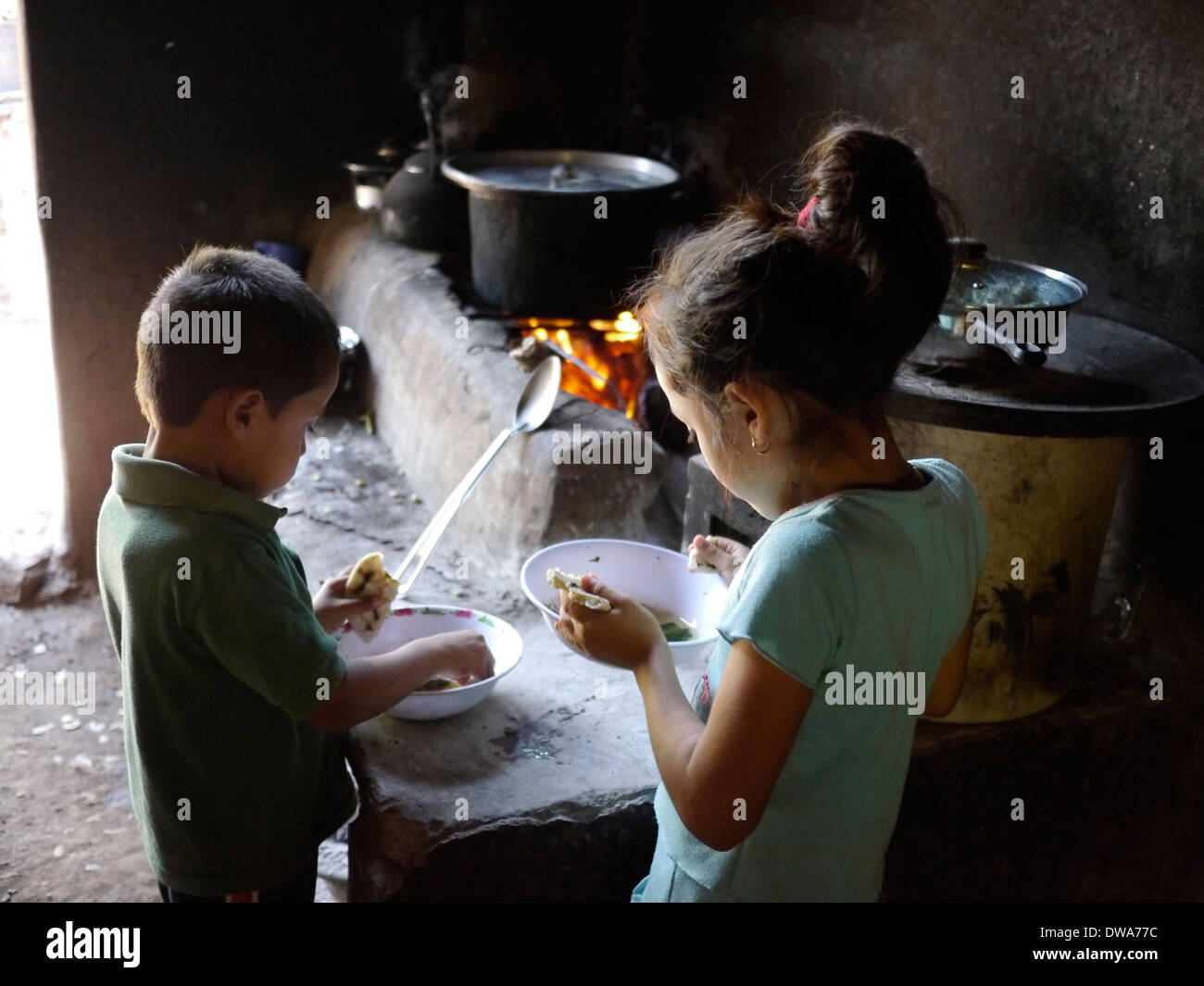EL SALVADOR, Jujutla. Poor farming community Stock Photo - Alamy