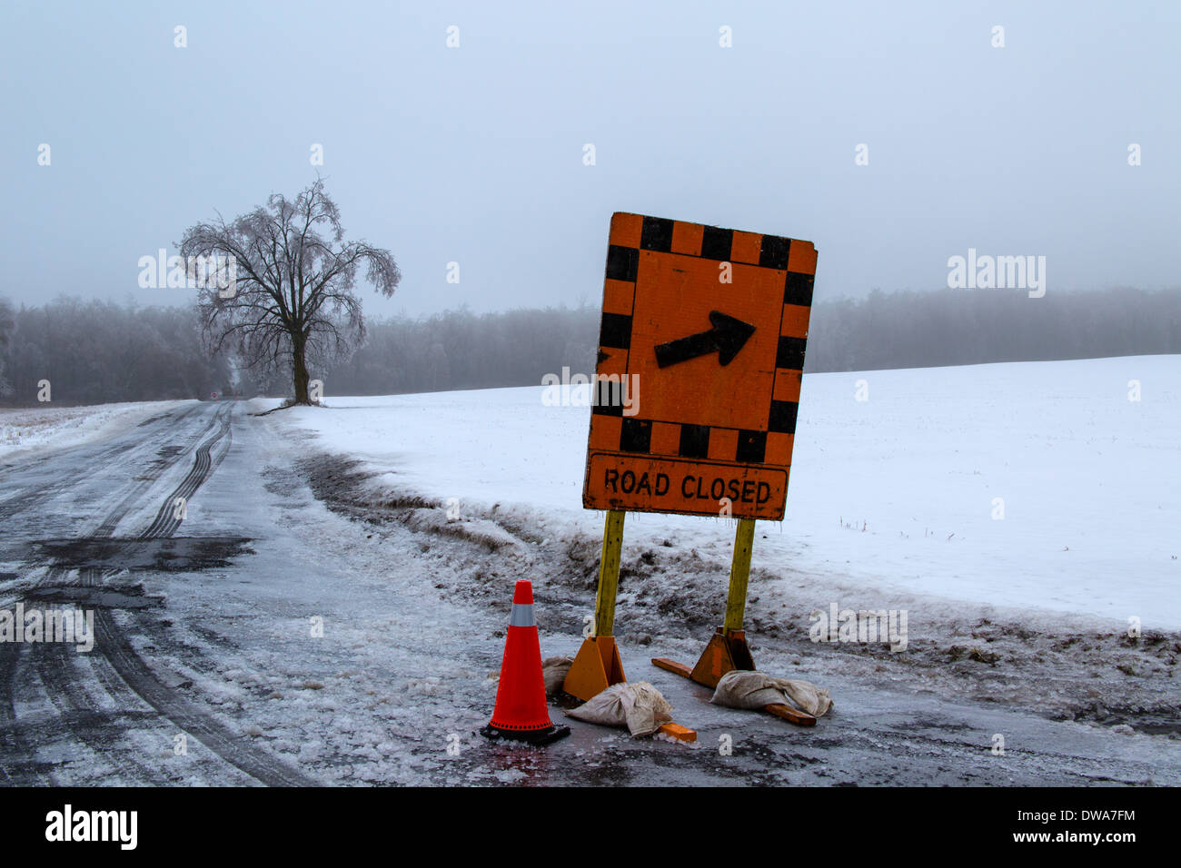 Road closed sign due to hazardous winter weather Stock Photo - Alamy