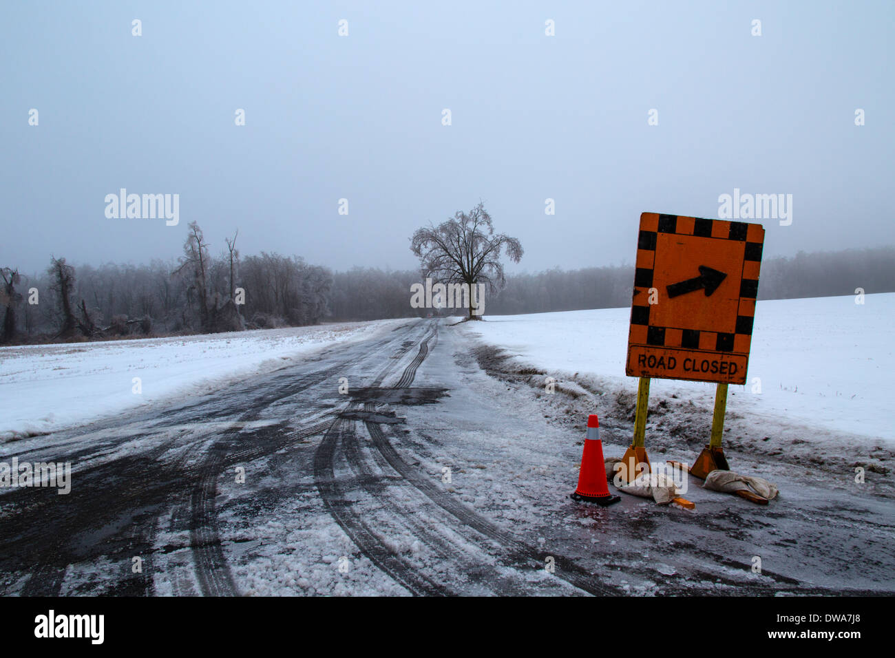Closed for winter sign hi-res stock photography and images - Alamy