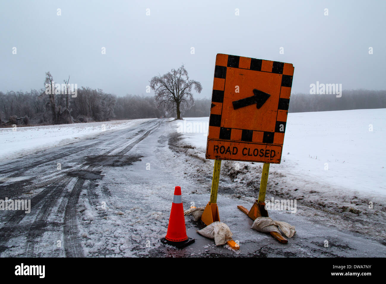 Road closed sign hi-res stock photography and images - Alamy