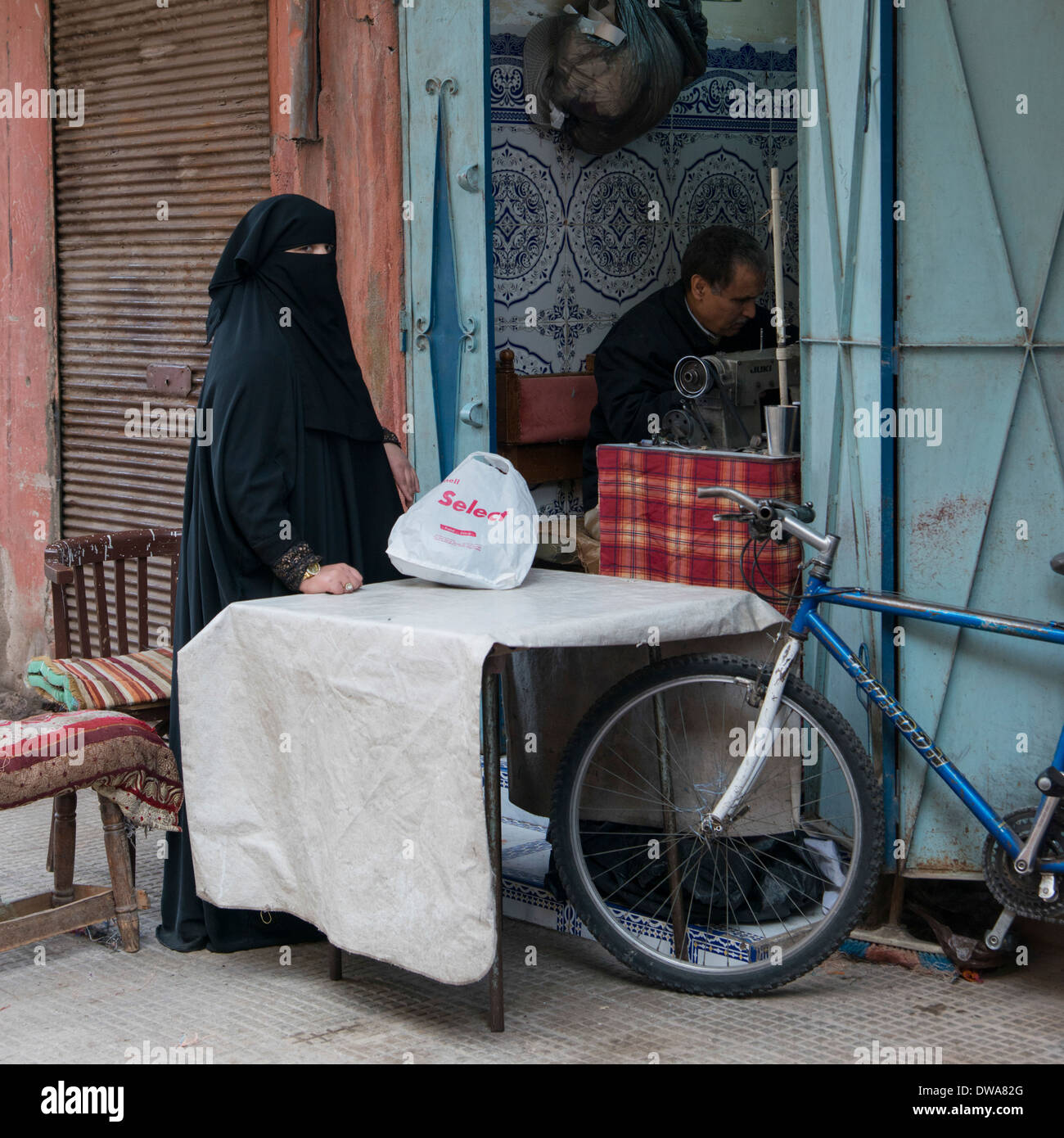Working women in morocco hi-res stock photography and images - Alamy