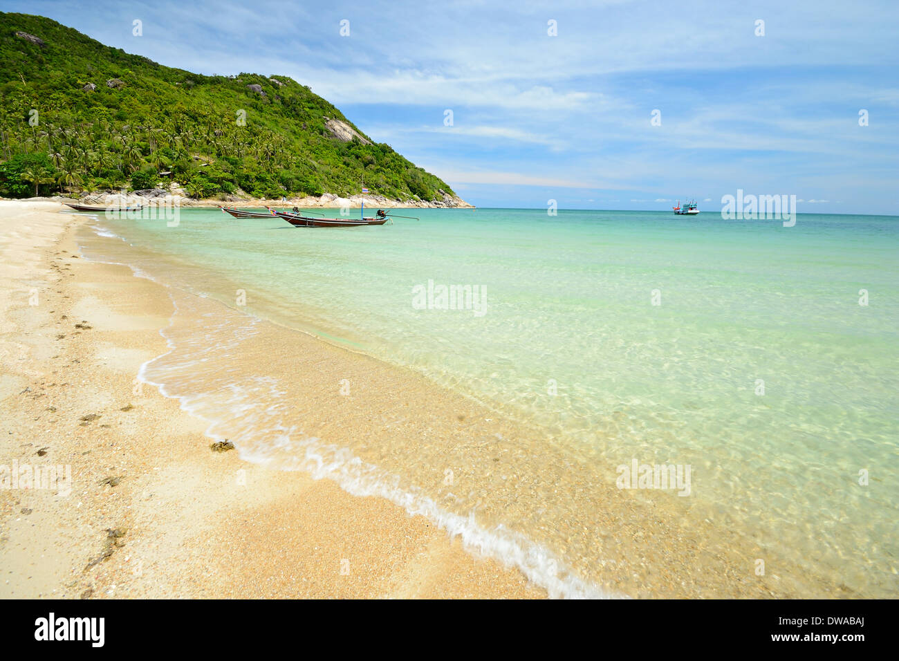 Tourist boat floating on the stunning tropical sea at Ao Haad Khuad ...