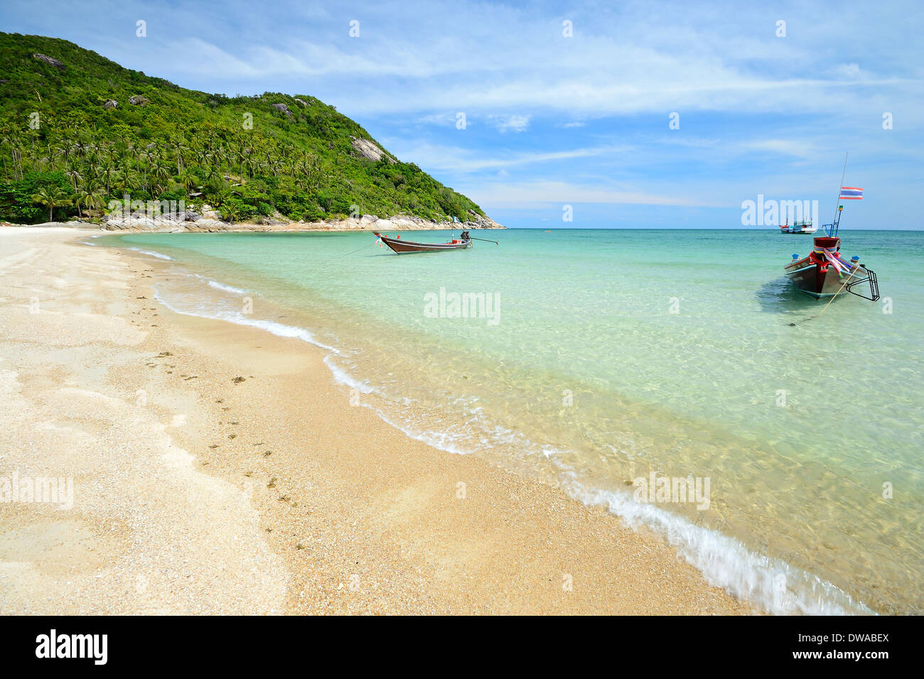 Tourist boat floating on the stunning tropical sea at Ao Haad Khuad ...
