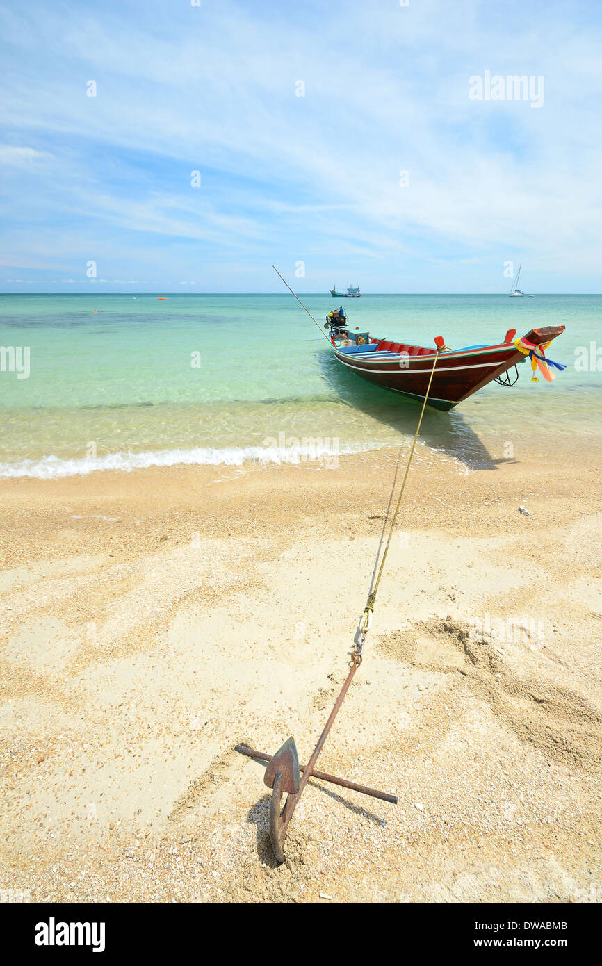 Tourist boat floating on the stunning tropical sea at Ao Haad Khuad ...