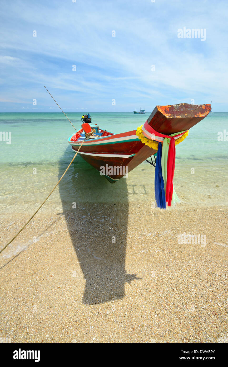 Tourist boat floating on the stunning tropical sea at Ao Haad Khuad ...