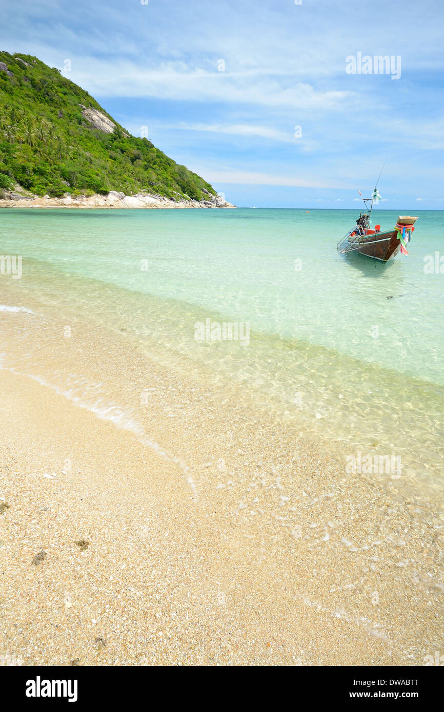 Tourist boat floating on the stunning tropical sea at Ao Haad Khuad ...