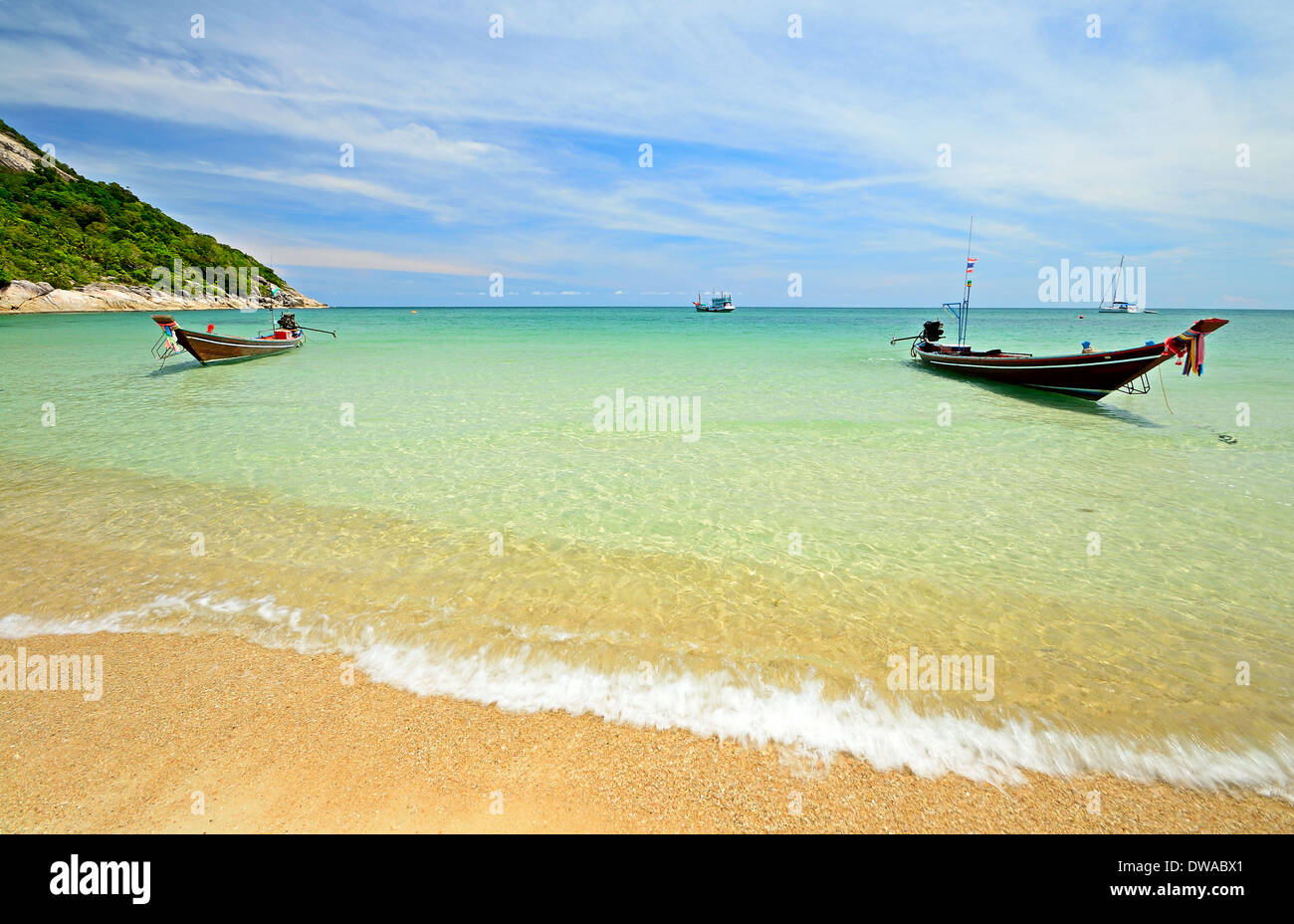 Tourist boat floating on the stunning tropical sea at Ao Haad Khuad ...