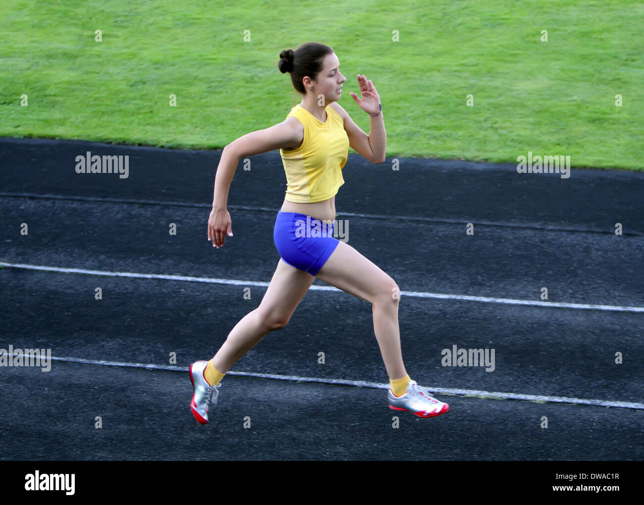 Teen running race track girl hi-res stock photography and images - Alamy