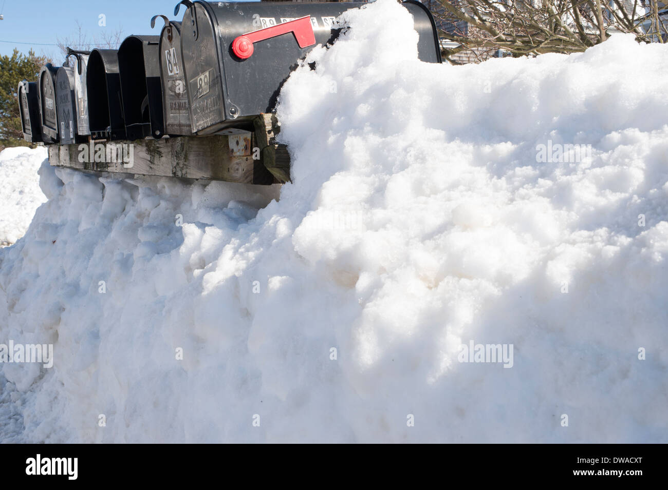 Postman delivering snow hi-res stock photography and images - Alamy
