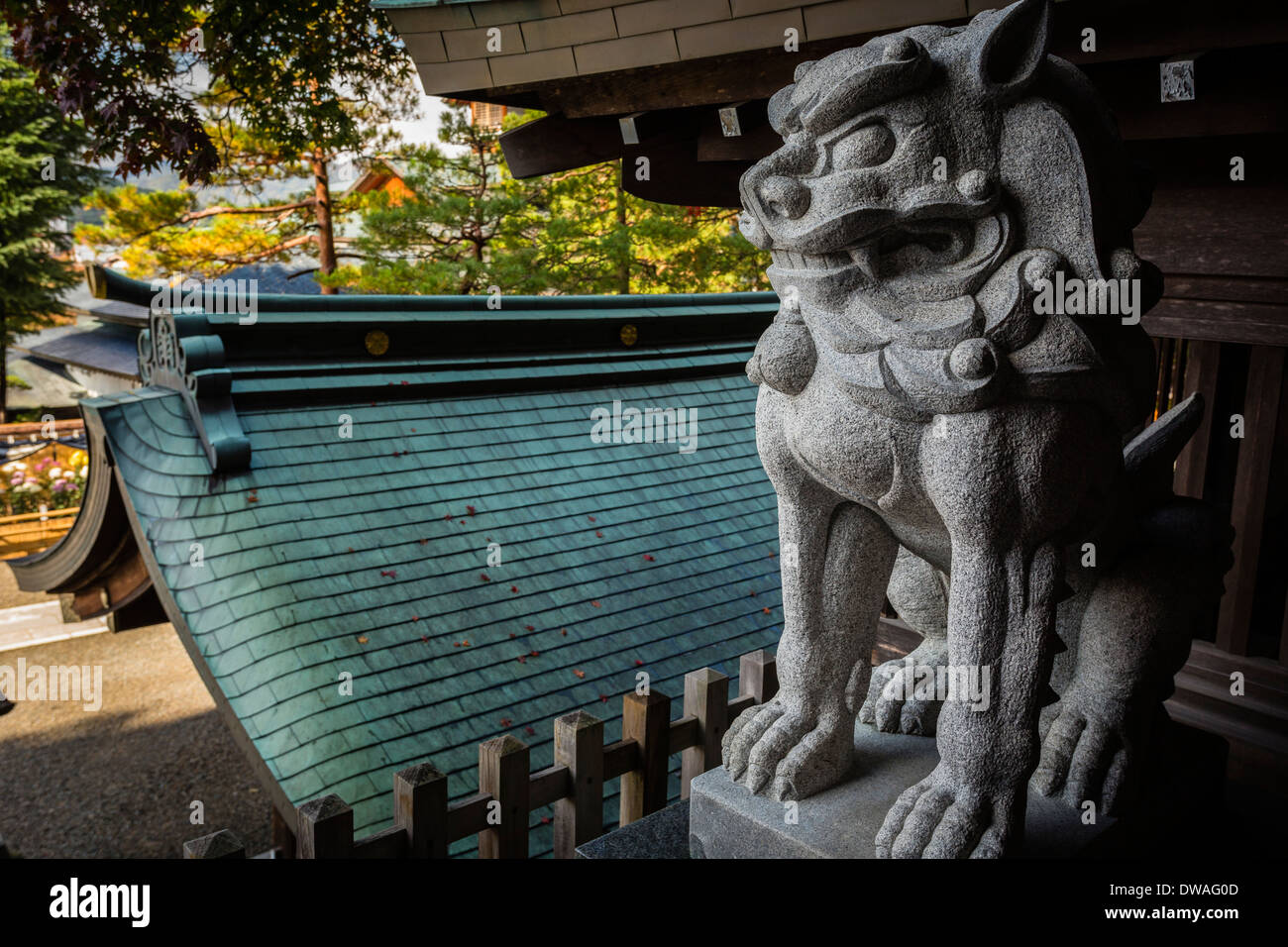 Templo hachiman hi-res stock photography and images - Alamy