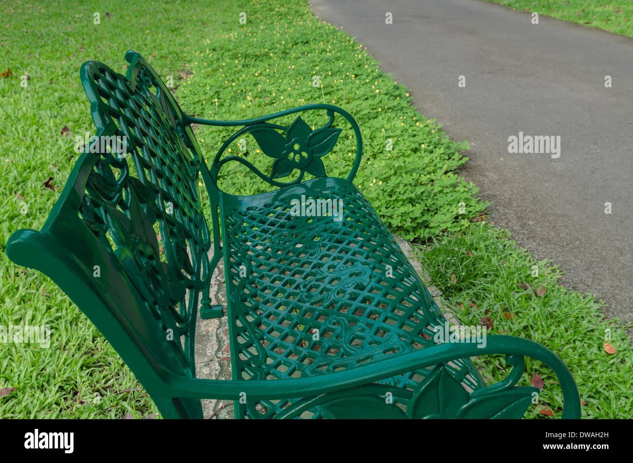 Green bench hi-res stock photography and images - Alamy