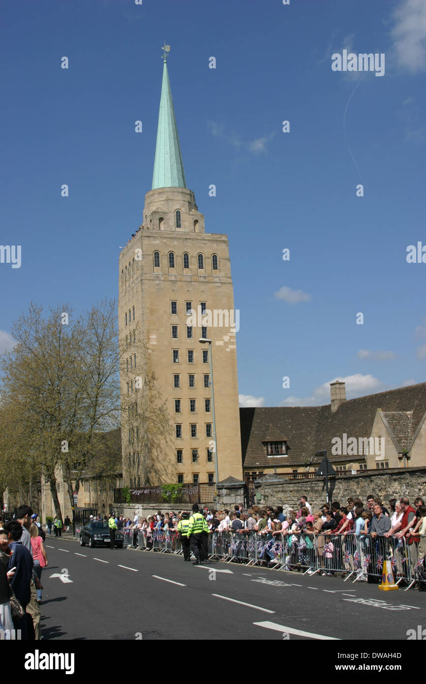 Police keep order as crowds await The Queen in Oxford in 2007 Stock ...