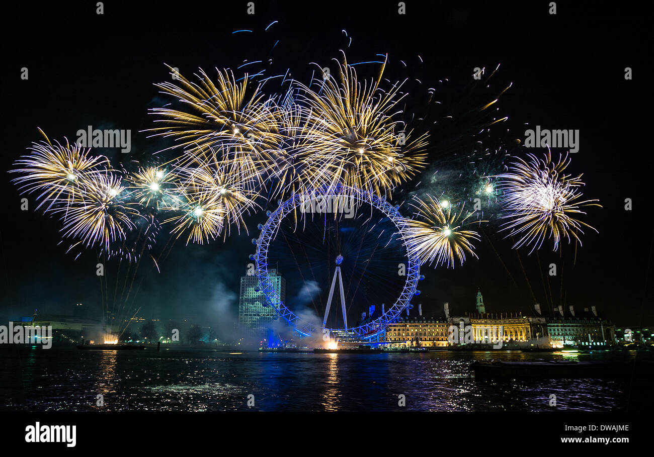 London New Year Fireworks 2004 Stock Photo - Alamy